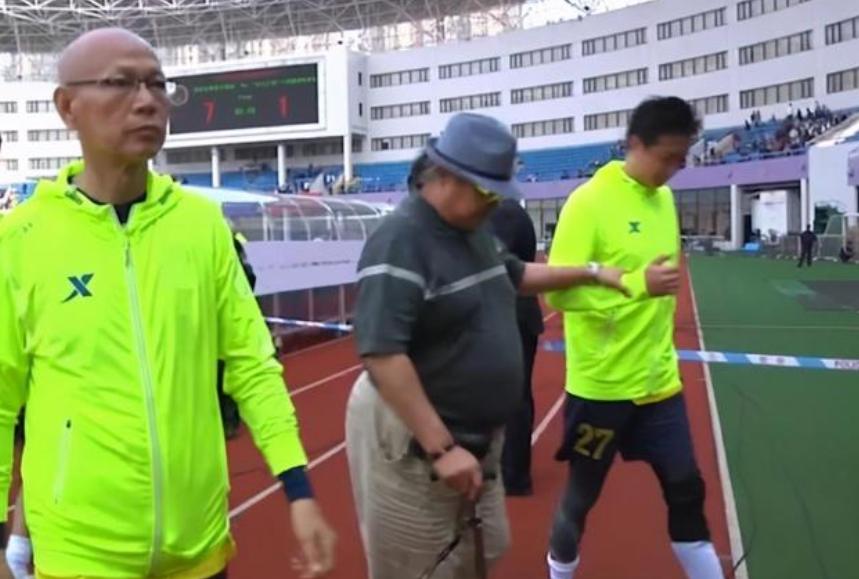 Sammo Hung, 70, went shopping accompanied by bodyguards. He was in a ...