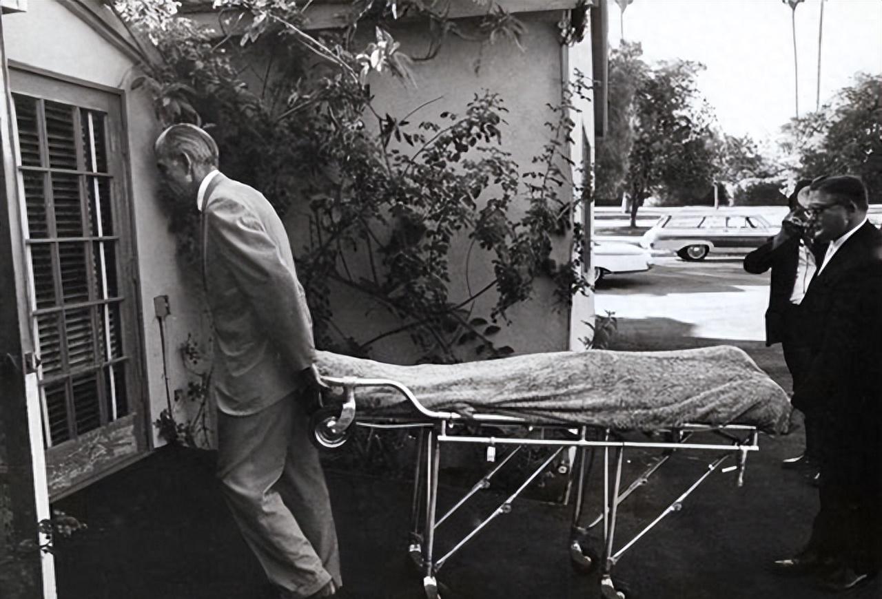 Monroe's funeral in 1962: the coffin was opened, she was buried in a ...