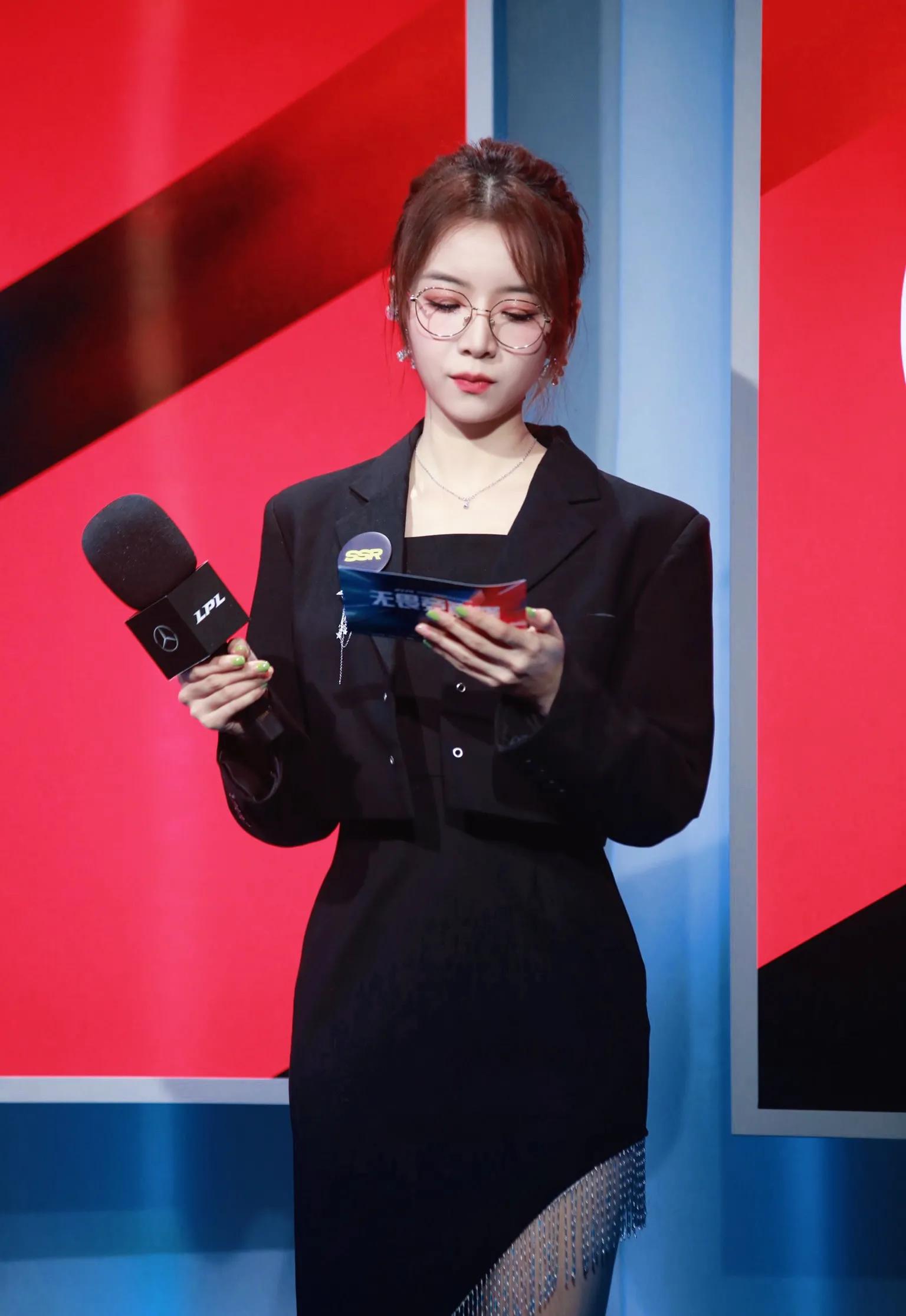 Yu Shuang wears a suit to work, looks very dazzling, and is also very ...