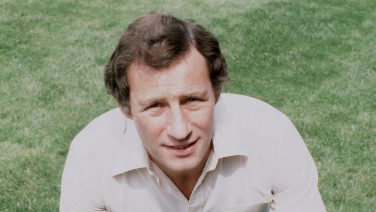 Terry Neal: Former Arsenal manager and captain dies at 80 - iNEWS