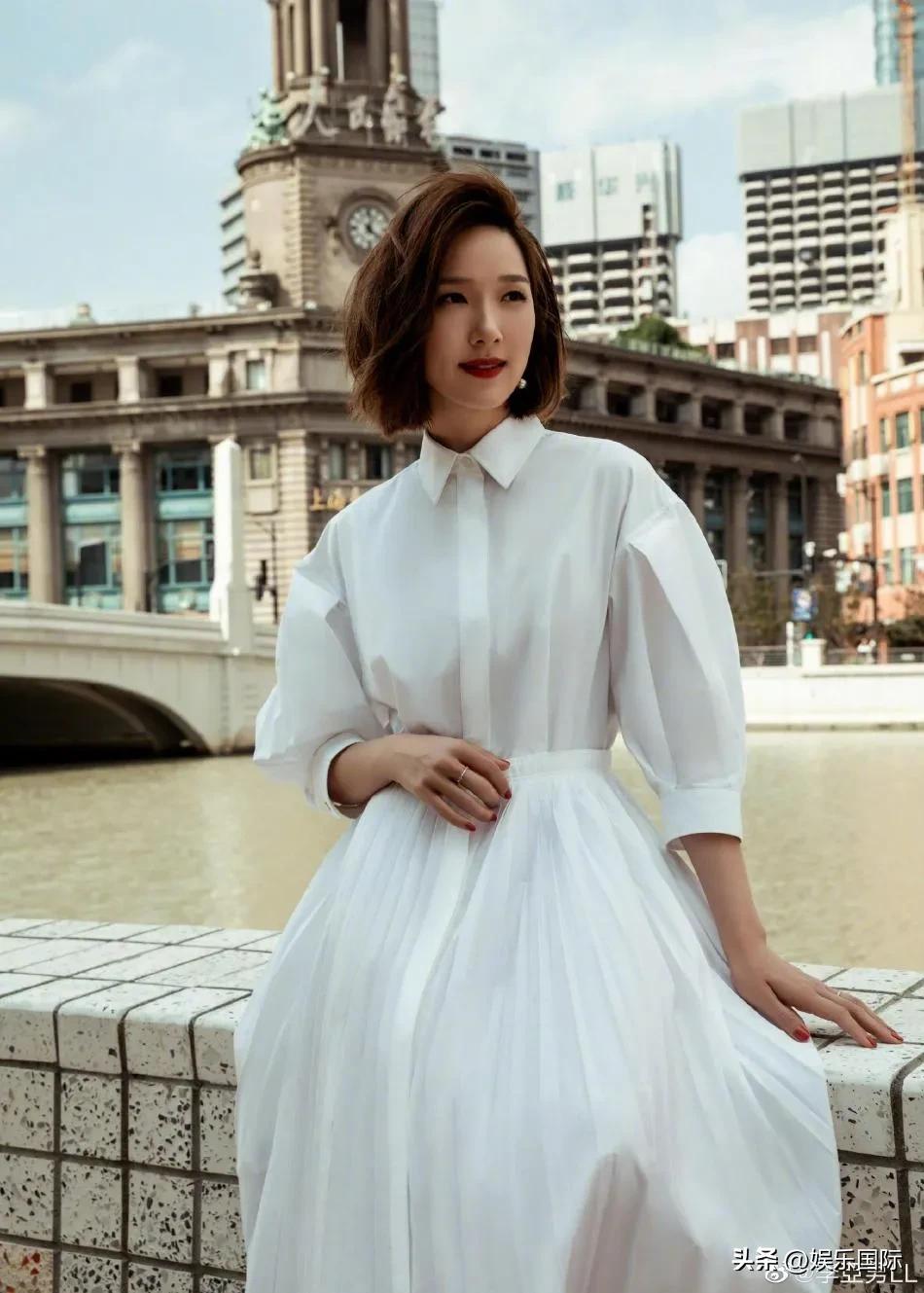 Li Yanan's autumn riverside photo wears a white shirt skirt and has an ...