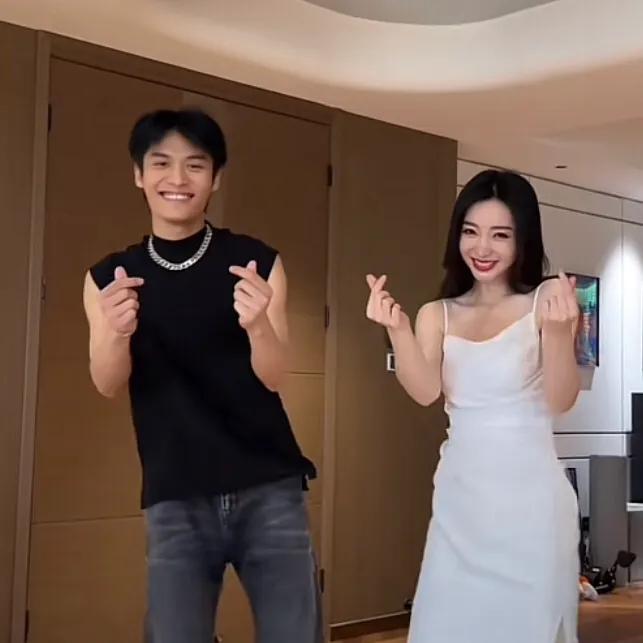 Good guy! The two goddesses, Xiao Yang and Liu Yan, danced hotly, and when Xiao Yang's sister-in ...