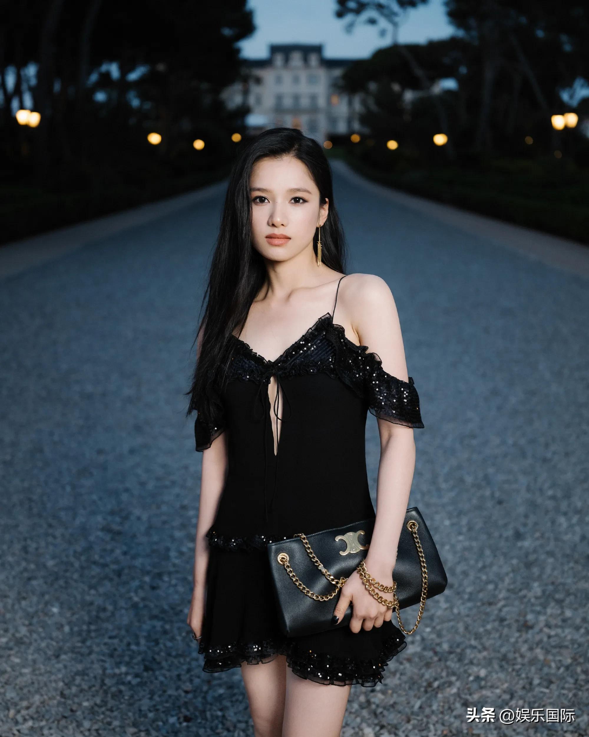 Zhang Jingyi is sweet and cool in a black dress, black boots and ...