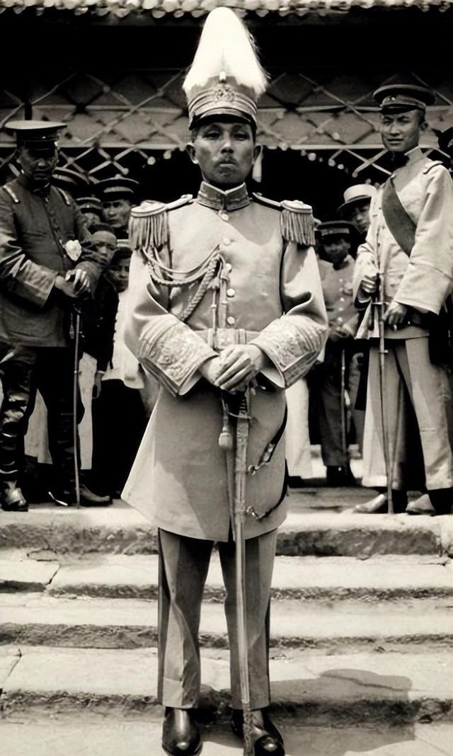 Yang Sen: Born into a warlord family, he married 12 concubines in his ...