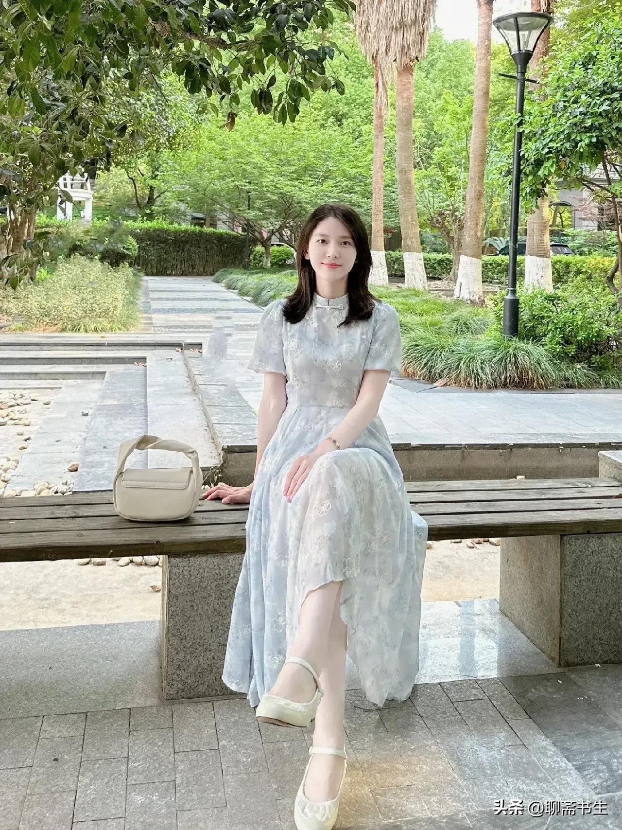 Point crimson lips and accompany the breeze - iNEWS