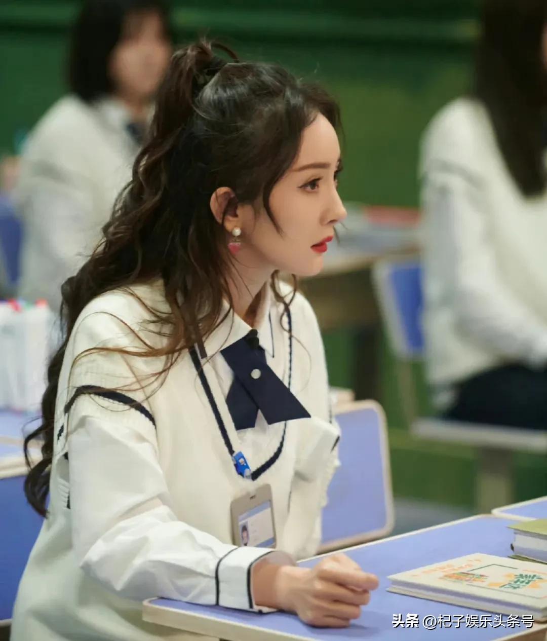 They are also wearing school uniforms. When comparing Zhao Liying and ...