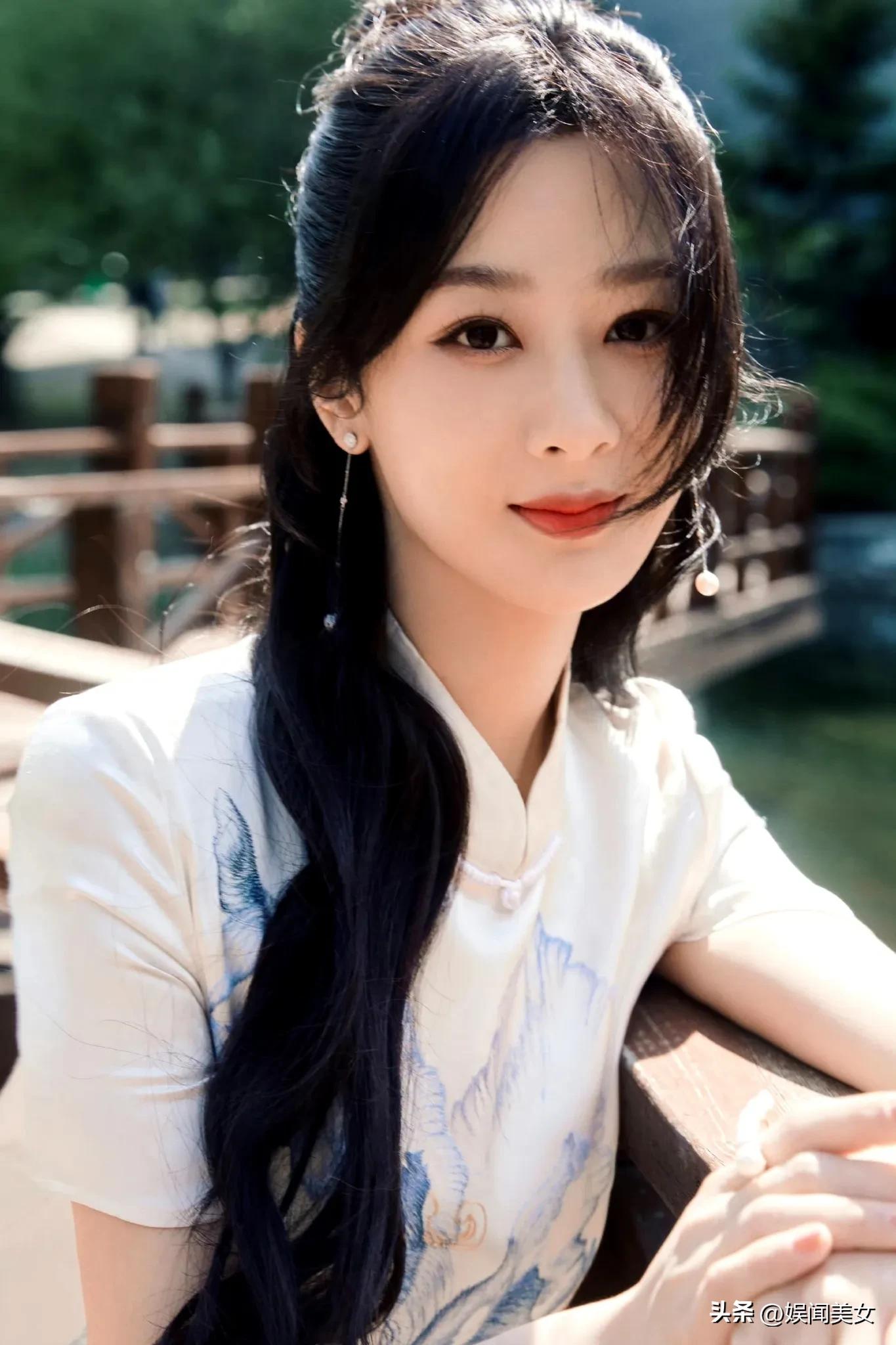 Beautiful~Yang Zimin's cheongsam dress vs. Xu Jiaqi's backless denim ...