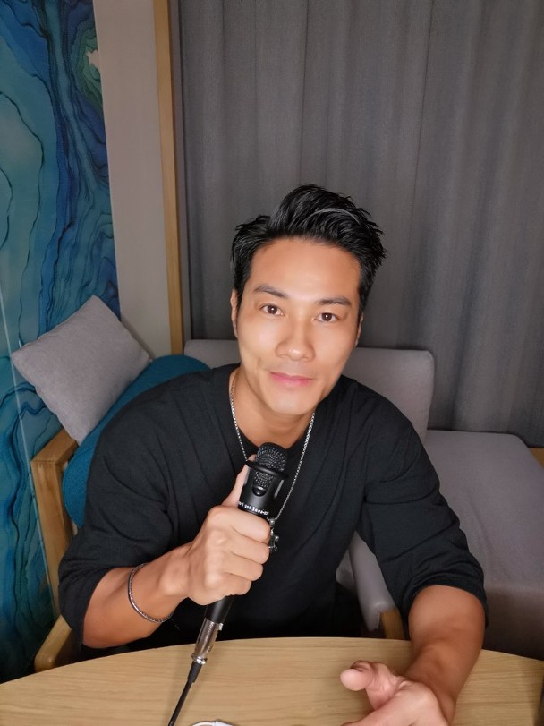 The attacked actor Huang Junfeng has returned to Hong Kong for ...