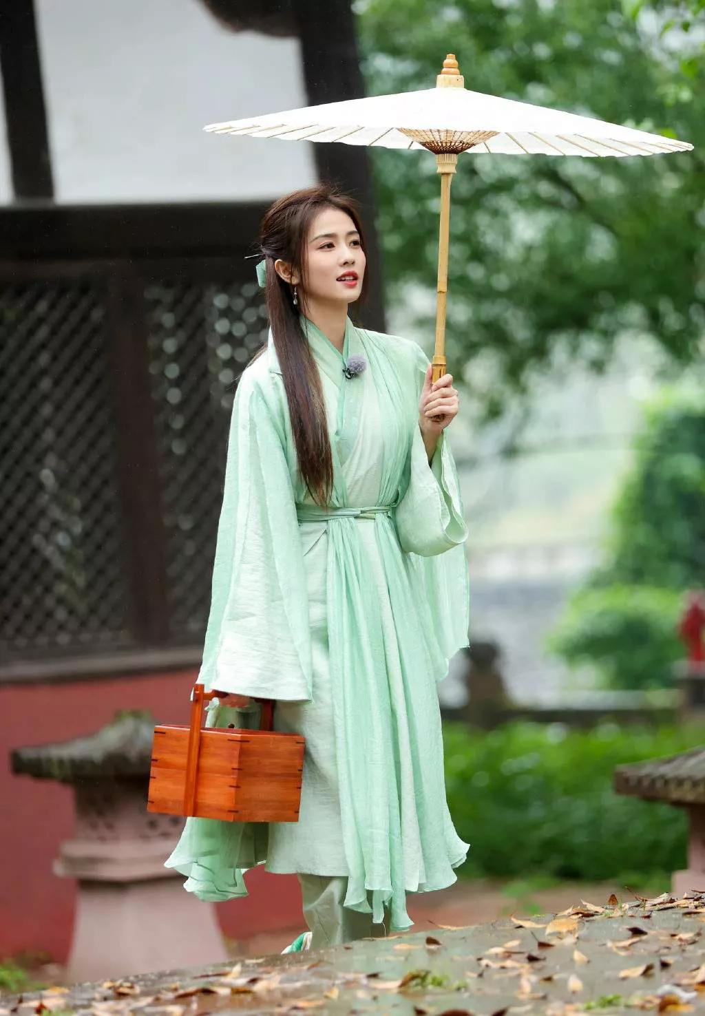 Actress Bailu's cyan costume makes people go deep into the story of ...