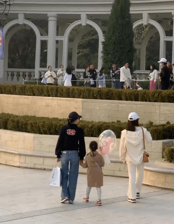 Sun Yi takes her baby to play and buys a large bag of toys for her ...