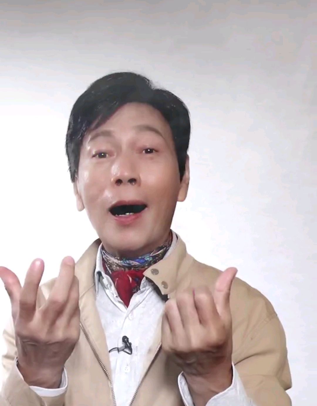 76-year-old Luo Jiaying sang famous songs again, a wig is 10 years ...