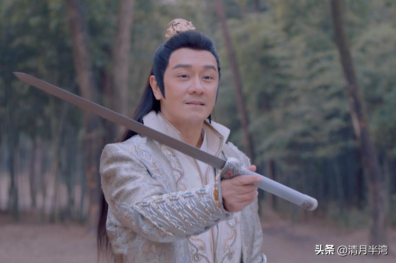 The male star with greasy body, wrinkled face, middle-aged and old-age ...