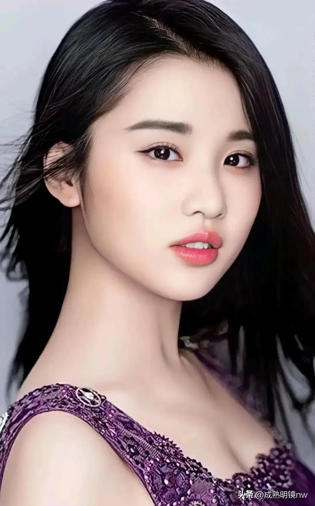 Young, beautiful, elegant and sweet Zhang Huiwen, with outstanding temperament and charming ...