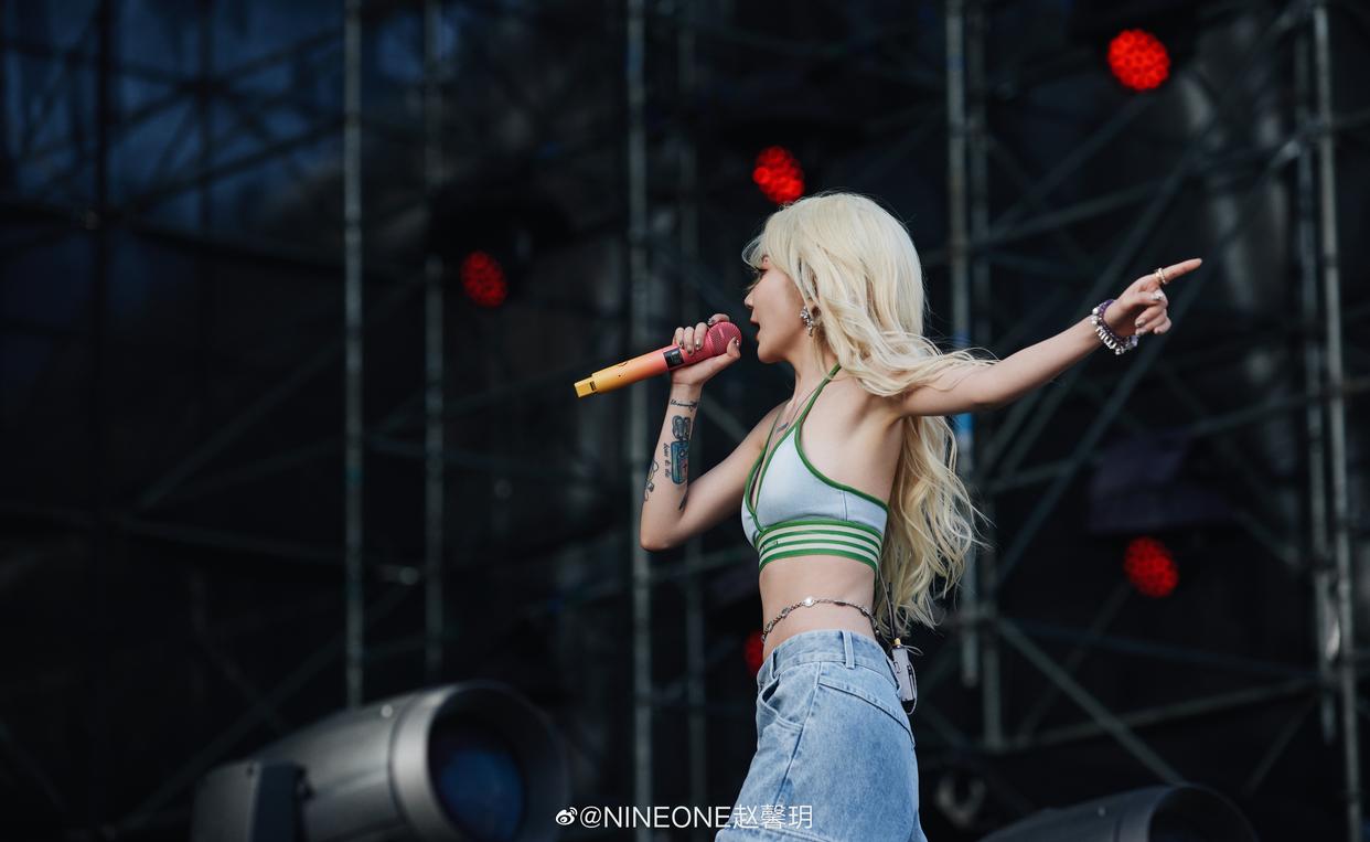 Actress Naiwan took off her clothes with one hand at the Music Festival ...