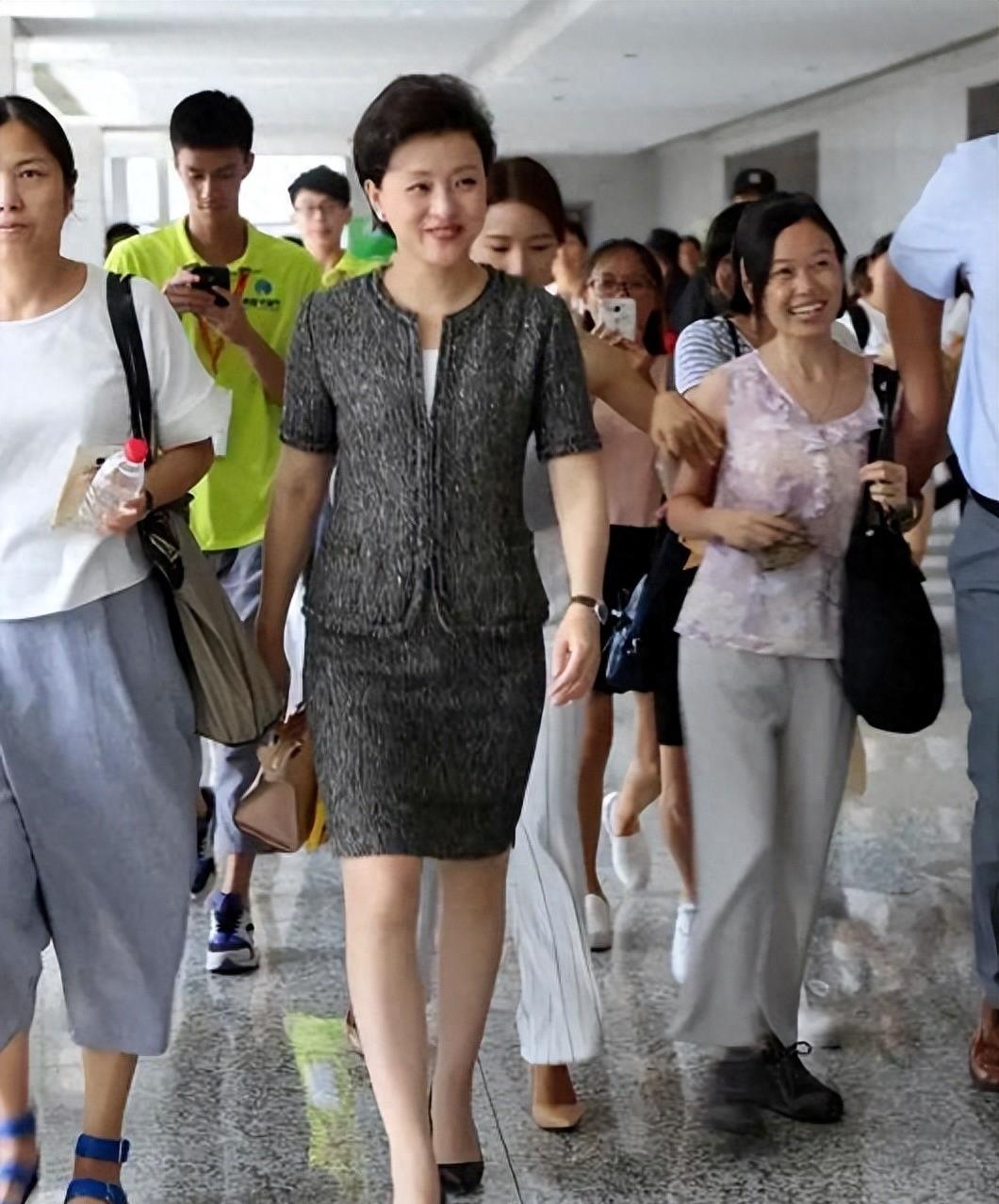 The famous CCTV host Yang Lan went for a run without makeup, her waist ...