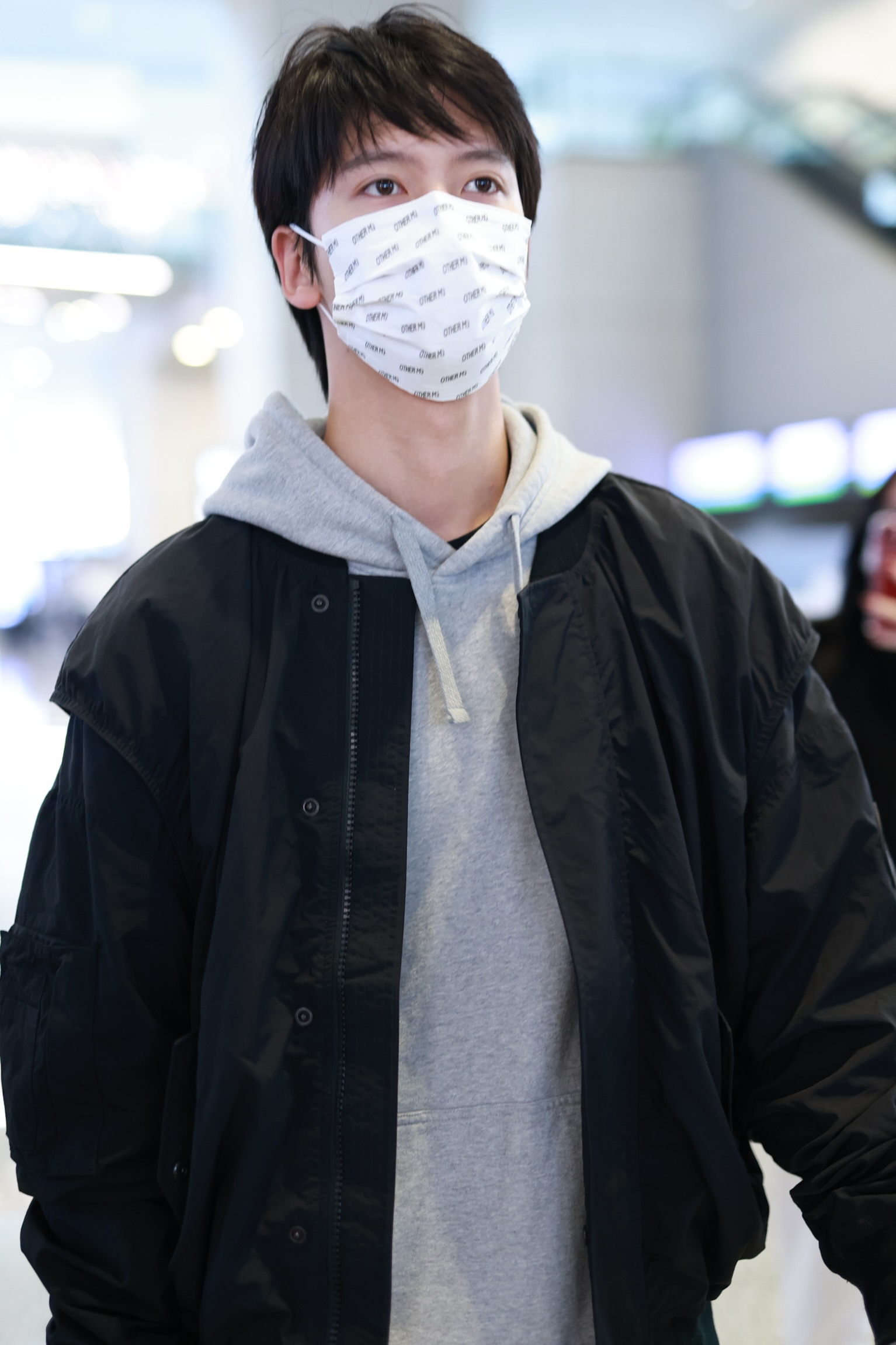 Chen Youwei is handsome in wearing a patterned mask and a sweater with ...