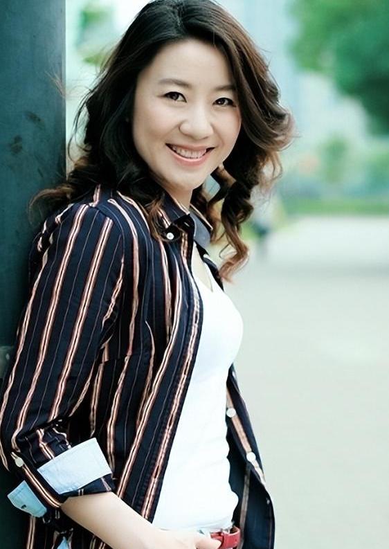 Meng Fei posted a family photo! The wife looks rich and elegant, and ...