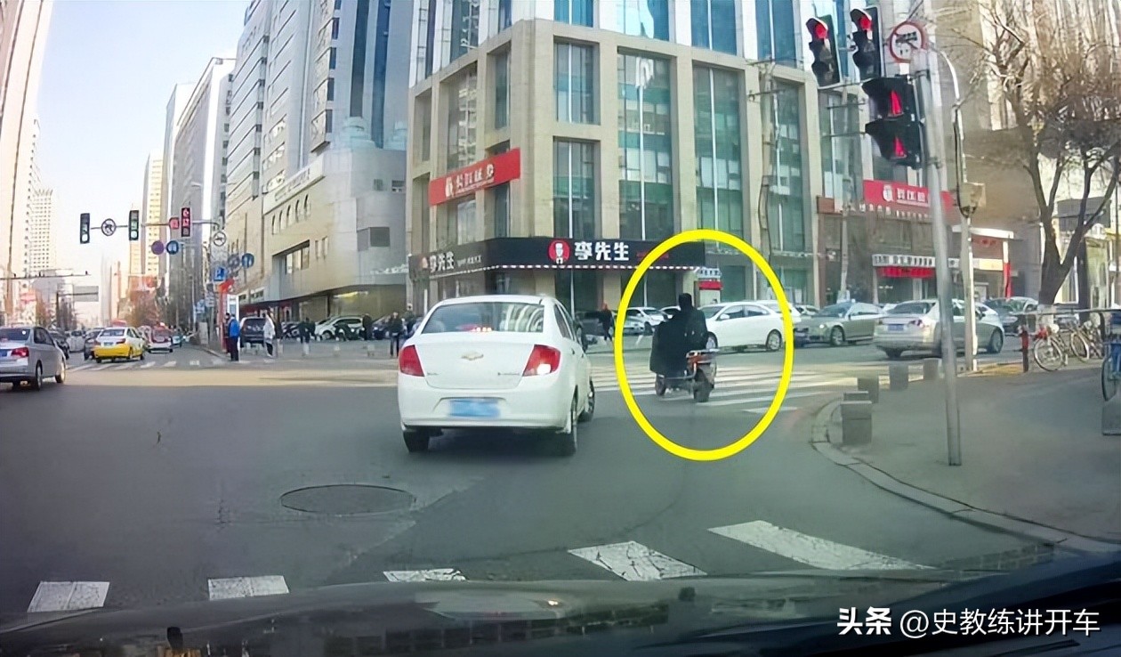 When the car in front suddenly stops when turning right, how should a ...