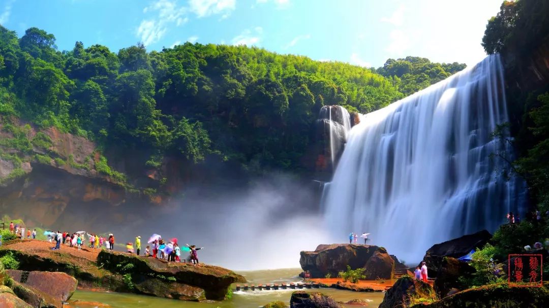 Climb up to enjoy the cool water and enjoy the waterfall!Chishui ...