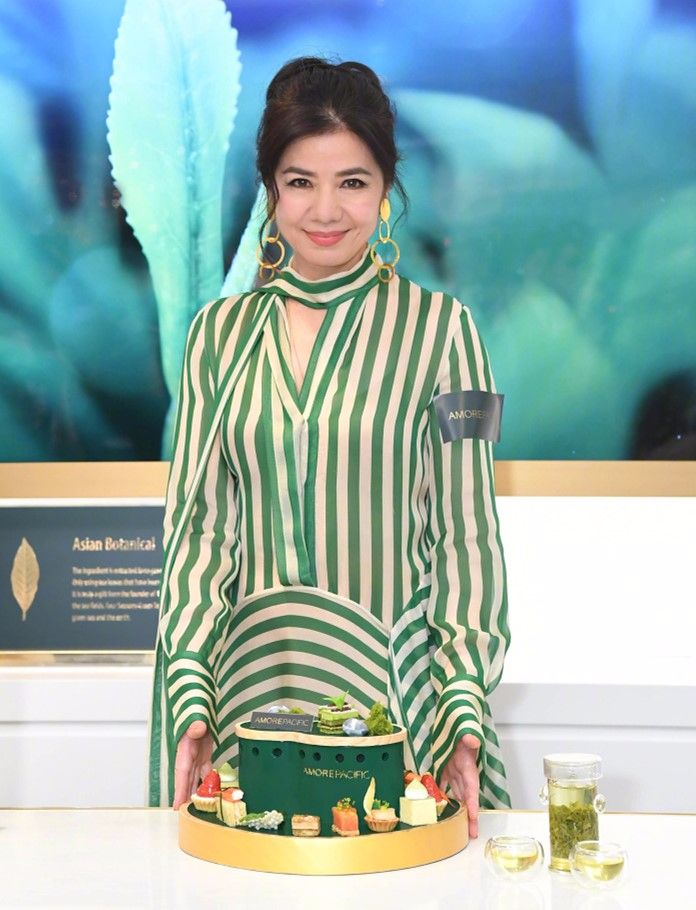 Zhong Chuhong's face is full of wrinkles, but she never looks tender ...