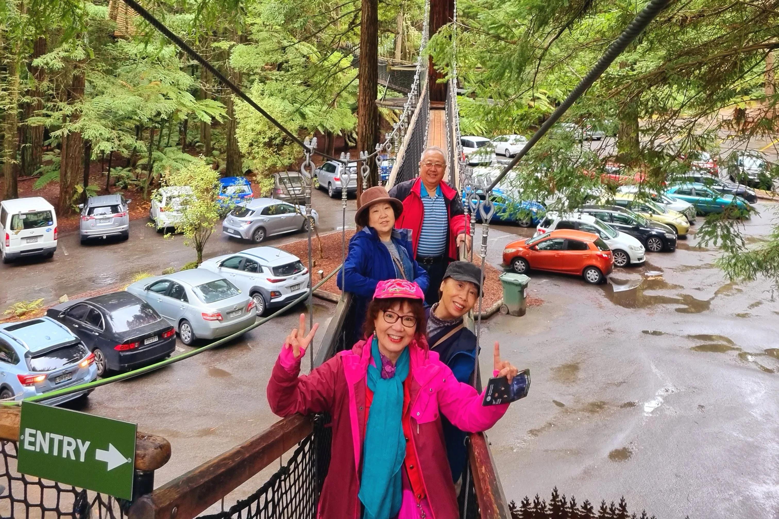 Onlookers /*/ Here in October, spring is full of flowers. - iNEWS