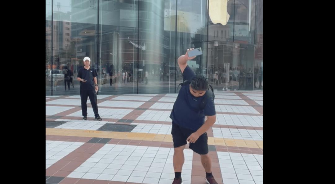 No. 1 hot search! The actor smashed his iPhone angrily, but netizens ...