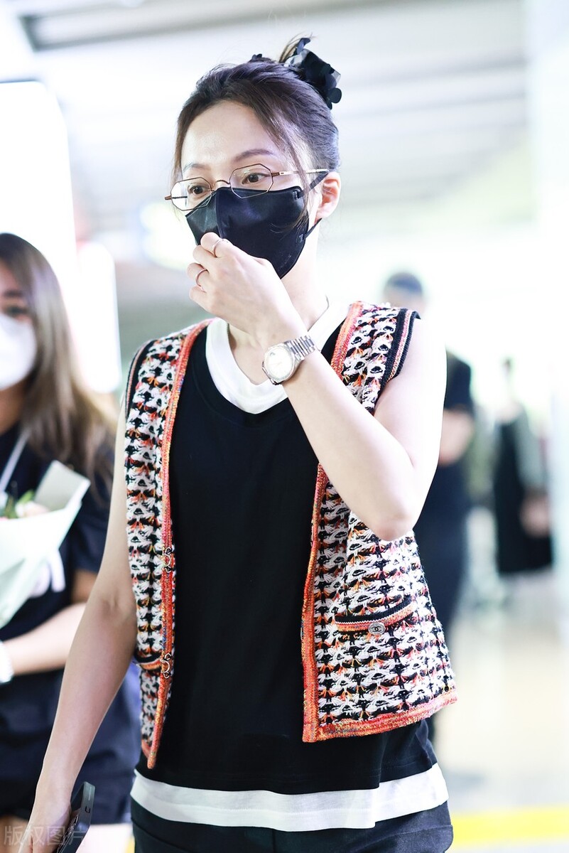 Beauty stars Angela Chang and Zeng Li appeared at Shanghai Airport ...