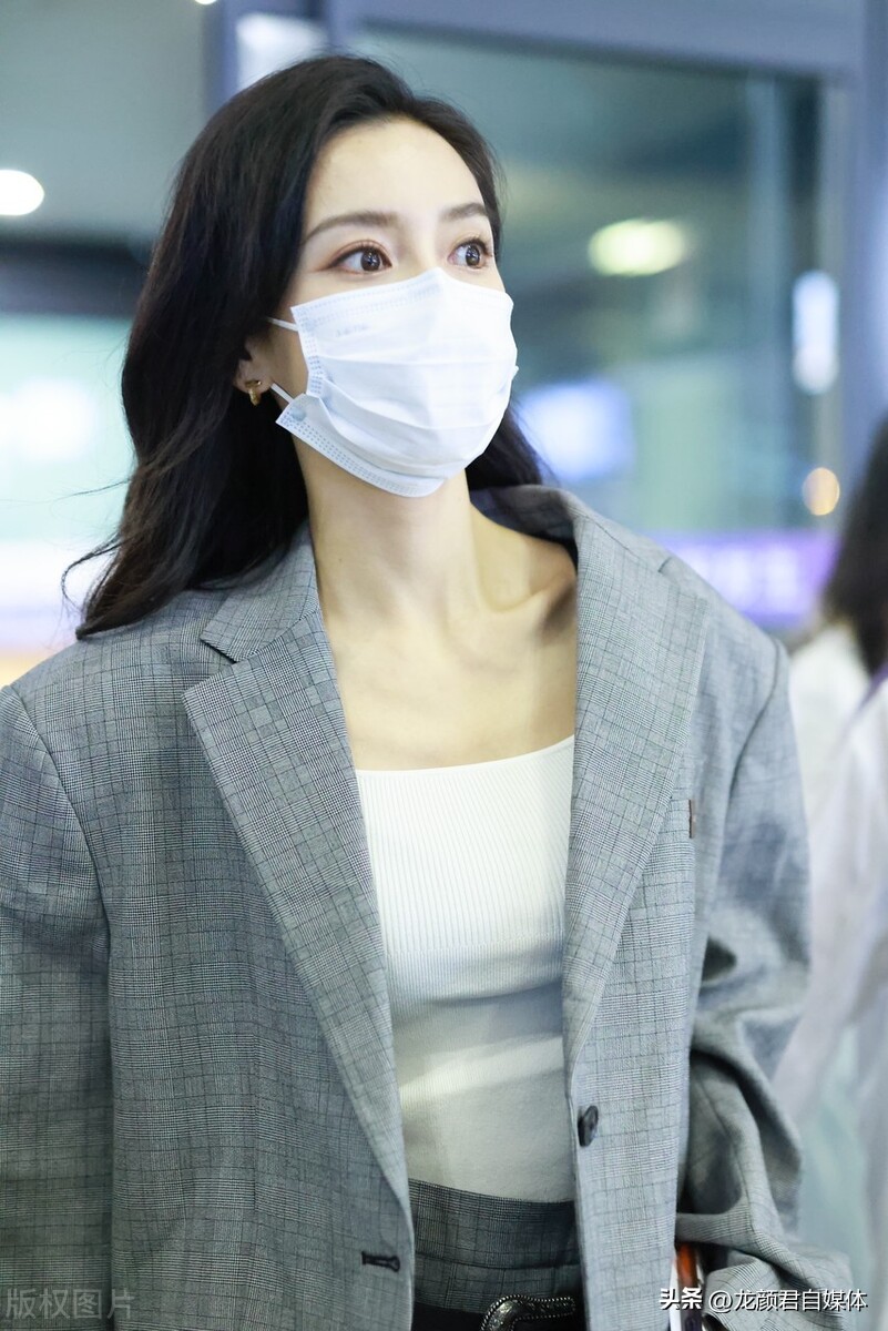 Angelababy Yang Ying appeared at the Shanghai airport in a loose suit with short skirts such as ...