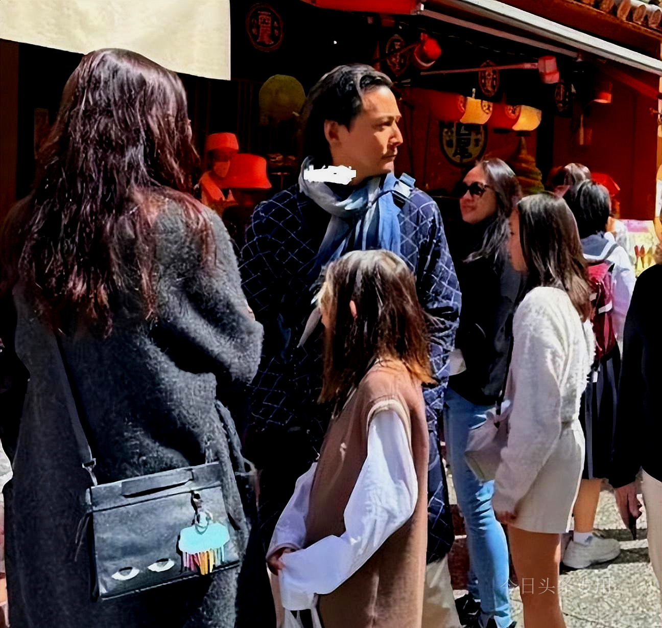 Frontal photo of Wu Yanzu's 10-year-old daughter: dyed pink hair with ...