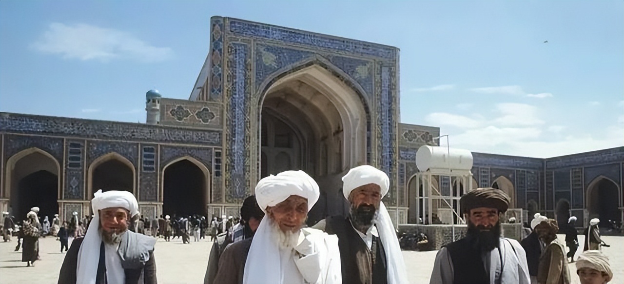 How did Oman's sultanate system affect the country's historical ...