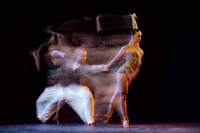 Live eroticism! The picture of Yang Liping and her male dance partner ...