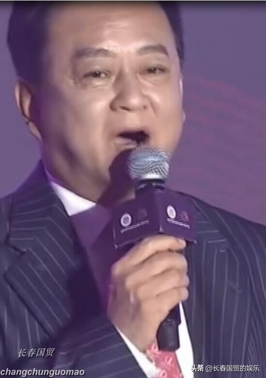A recent photo of the 59-year-old host Zhu Jun was exposed, with a fat ...