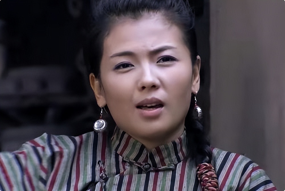 Her husband owed money to Liu Tao. Fortunately, she had this noble person behind her, so she ...