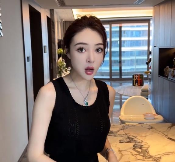 Qin Fen's inner house in Hong Kong was exposed, overlooking Victoria ...