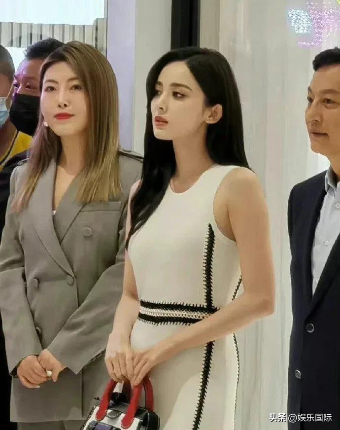 Nuozha wearing a white dress is elegant and temperamental, and the ...