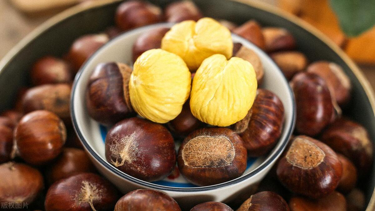 Chestnut braised pork ribs, a delicious September Bailu dish. The ...