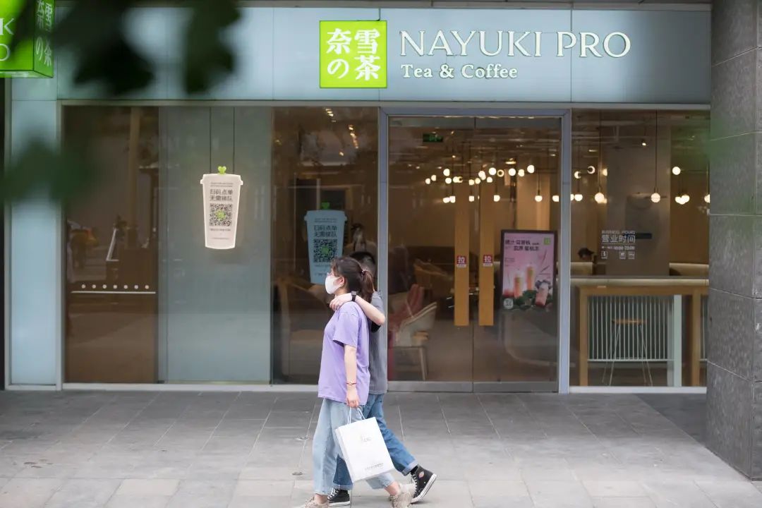 A cup in 10 seconds, the catering "new war" behind Nai Xue's "automatic ...