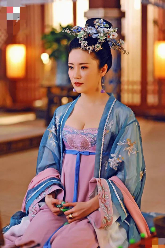 Stunning and beautiful big beauty Zhang Tong - iNEWS
