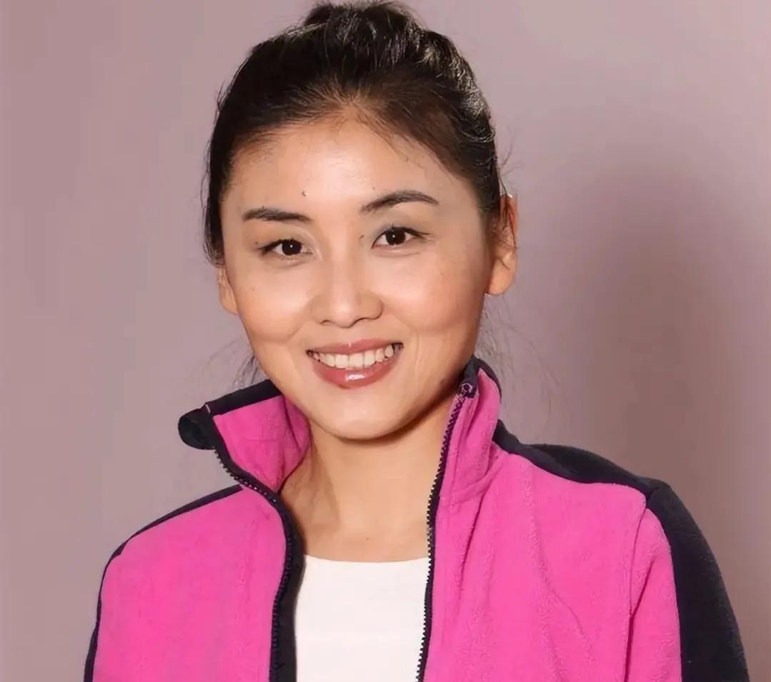 What happened to Yan Ning's eyes?Some people say that she is too high, she came back for fame ...