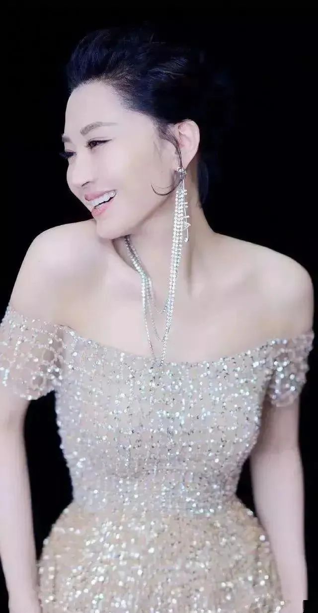 Xu Qing almost "exploded" in a slim tube top dress, but she still looks ...