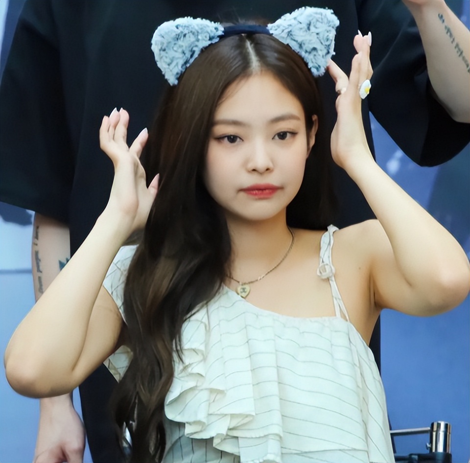 Korean actress Jennie's performance costume caused controversy again ...