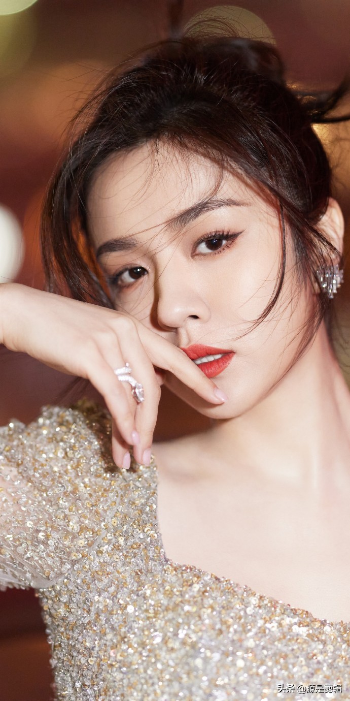 Photos of Wang Xiaochen's stage outfits and beautiful wallpapers - iNEWS
