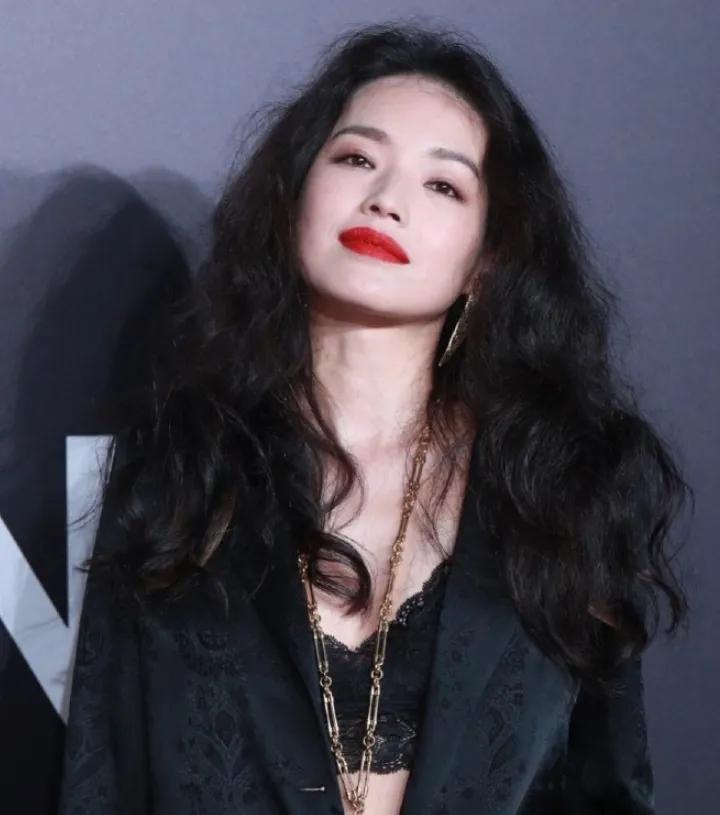 54-year-old Weng Hong wears a backless dress to show off her figure ...