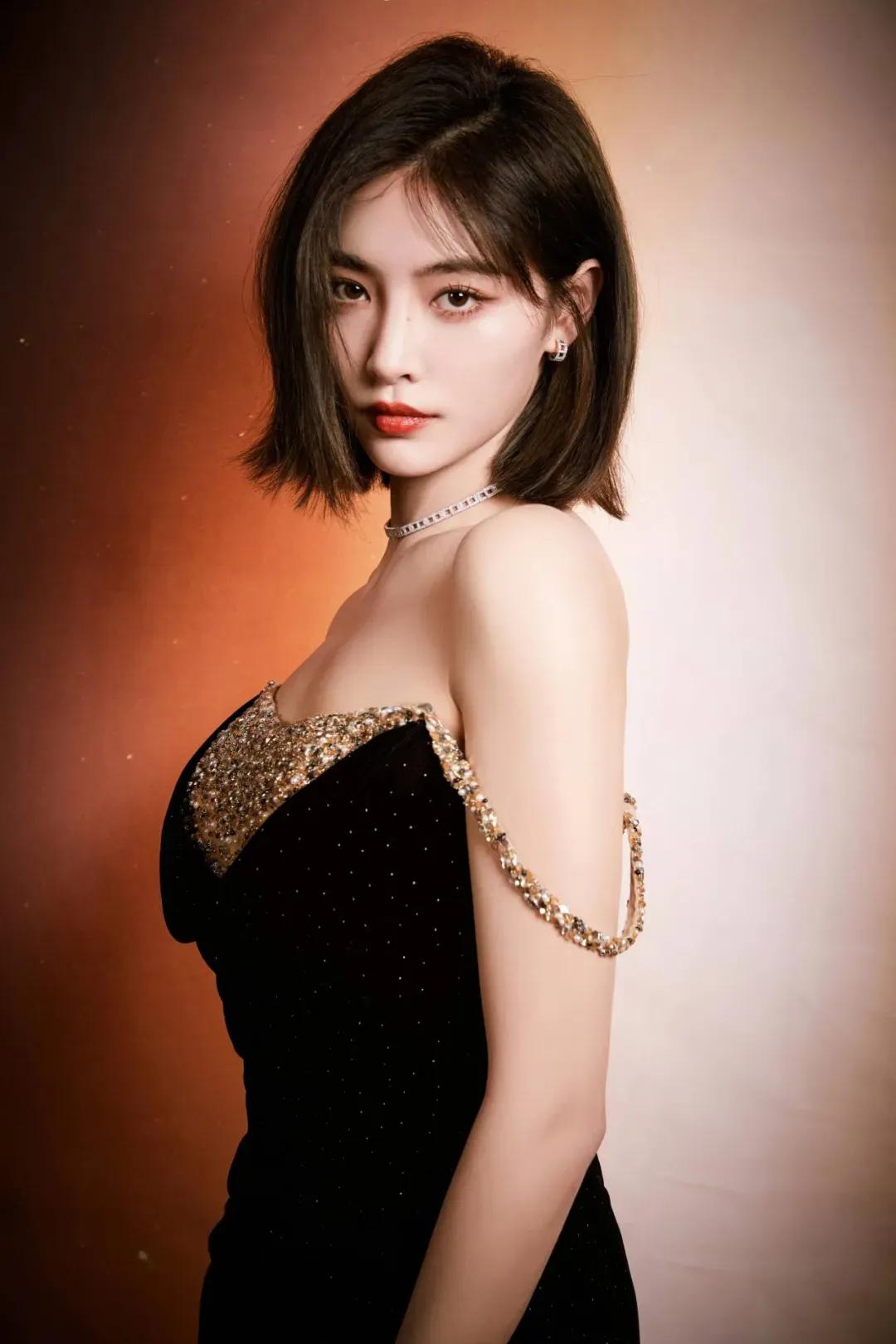 Xu Jiaqi's shoulders and beautiful back are too sexy, sexy and charming, and the strength of ...