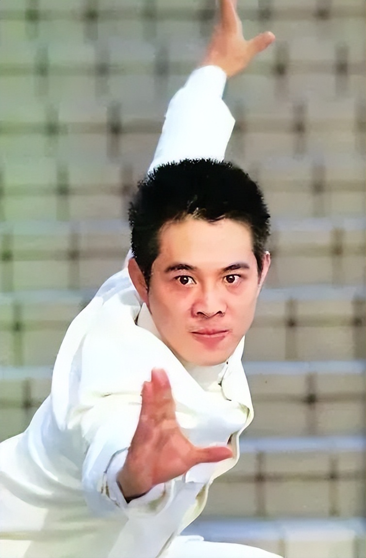 Jet Li's own film salary is over 100 million, and he gives his eldest brother a million annual ...