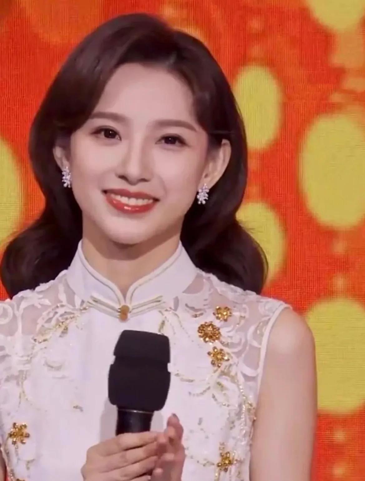 The host of CCTV Ma Fanshu, after makeup and makeup, is really quite ...