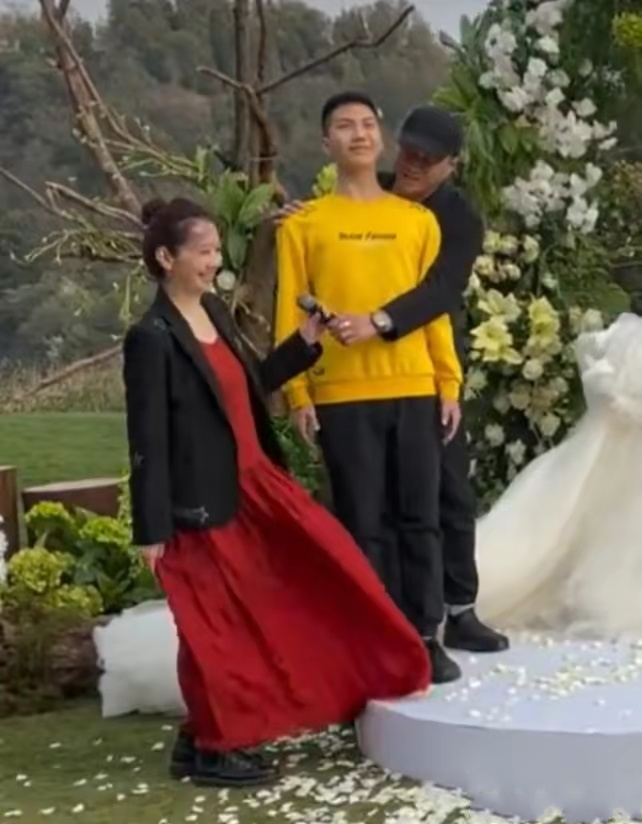 Hu Haokang, the second-generation star, rarely appears on the scene, he ...