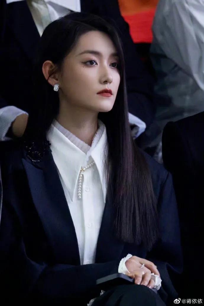 Jiang Yiyi black long straight shape - iMedia