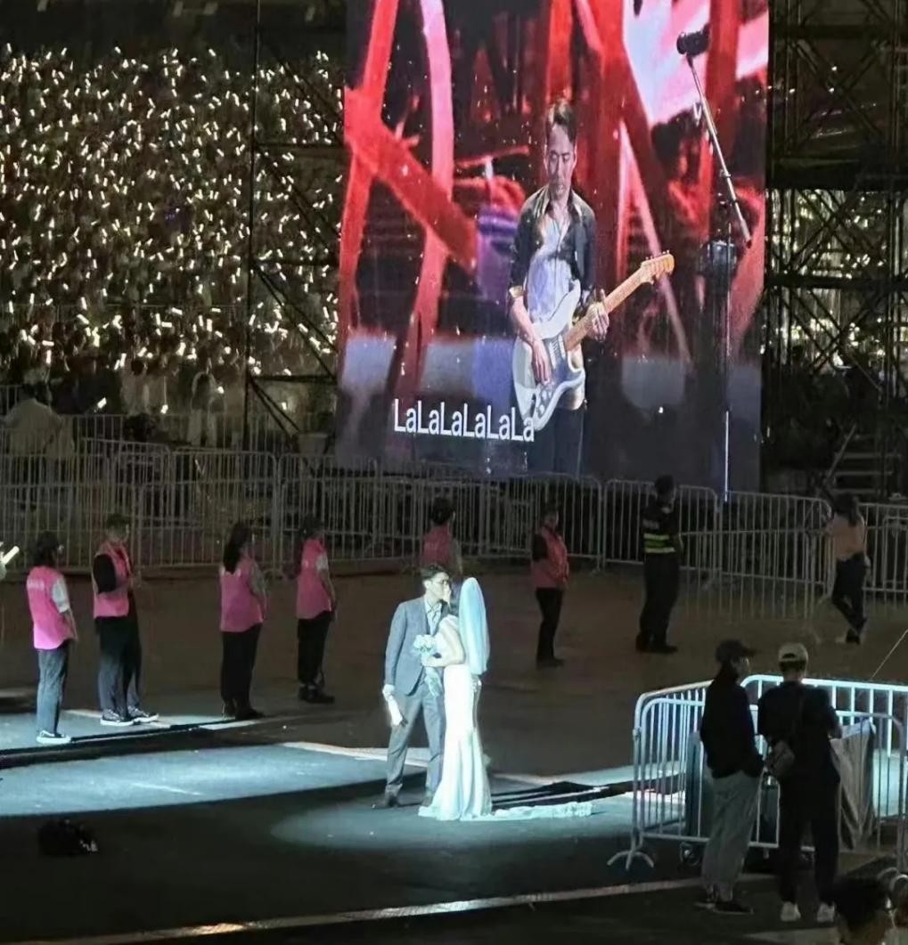 The couple took wedding photos at the concert and caused public outrage ...