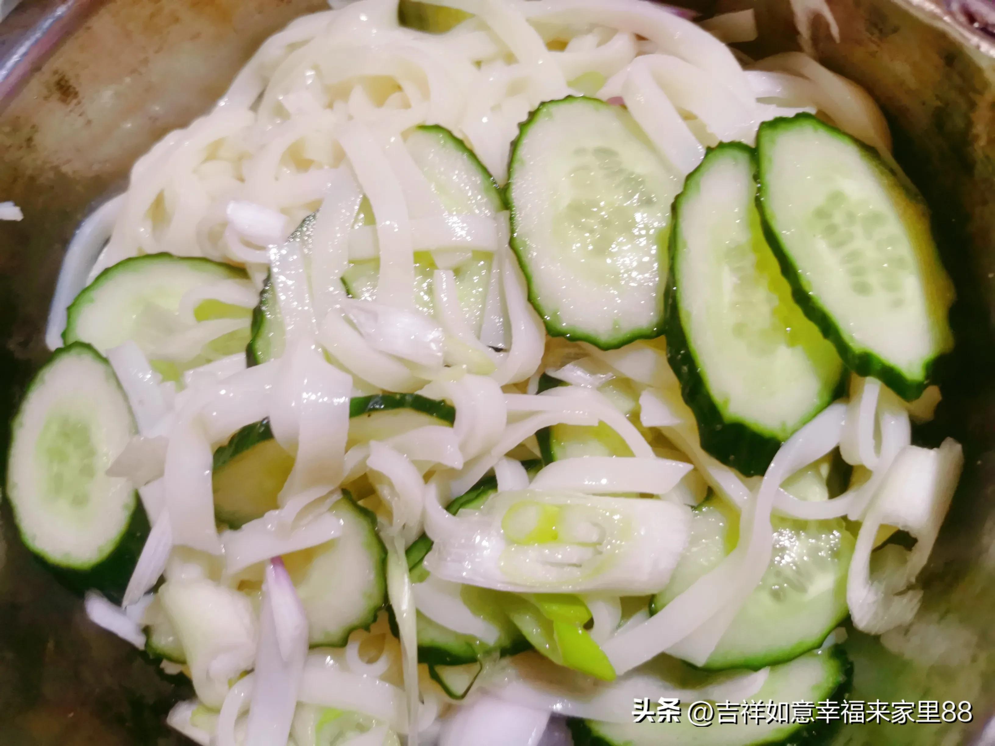 Cold noodles, refreshing and greasy, sour and appetizing, smooth and ...